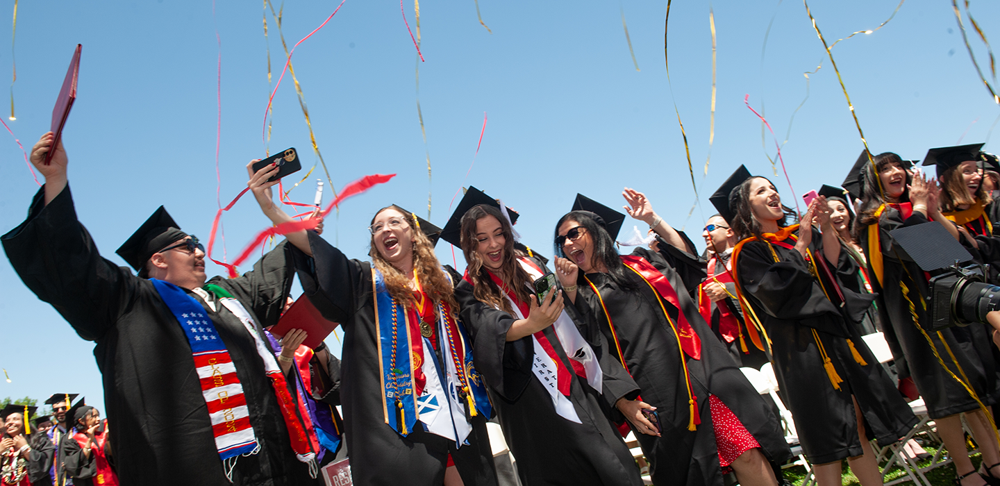 Stanislaus States College of Science Graduates intar scenen under dag ...